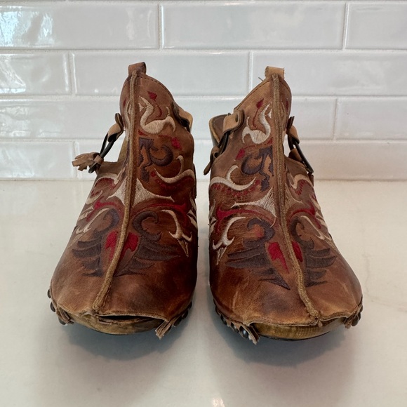 kobra | Shoes | Kobra Shoes Embroidered Leather Clog Heels Boho Peep ...